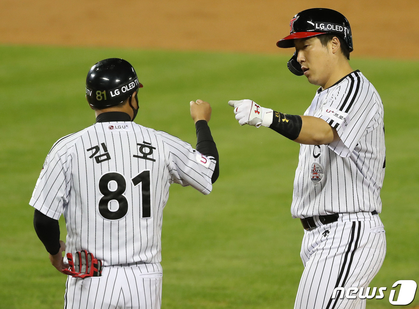 하이파이브 나누는 김현수 - 뉴스1