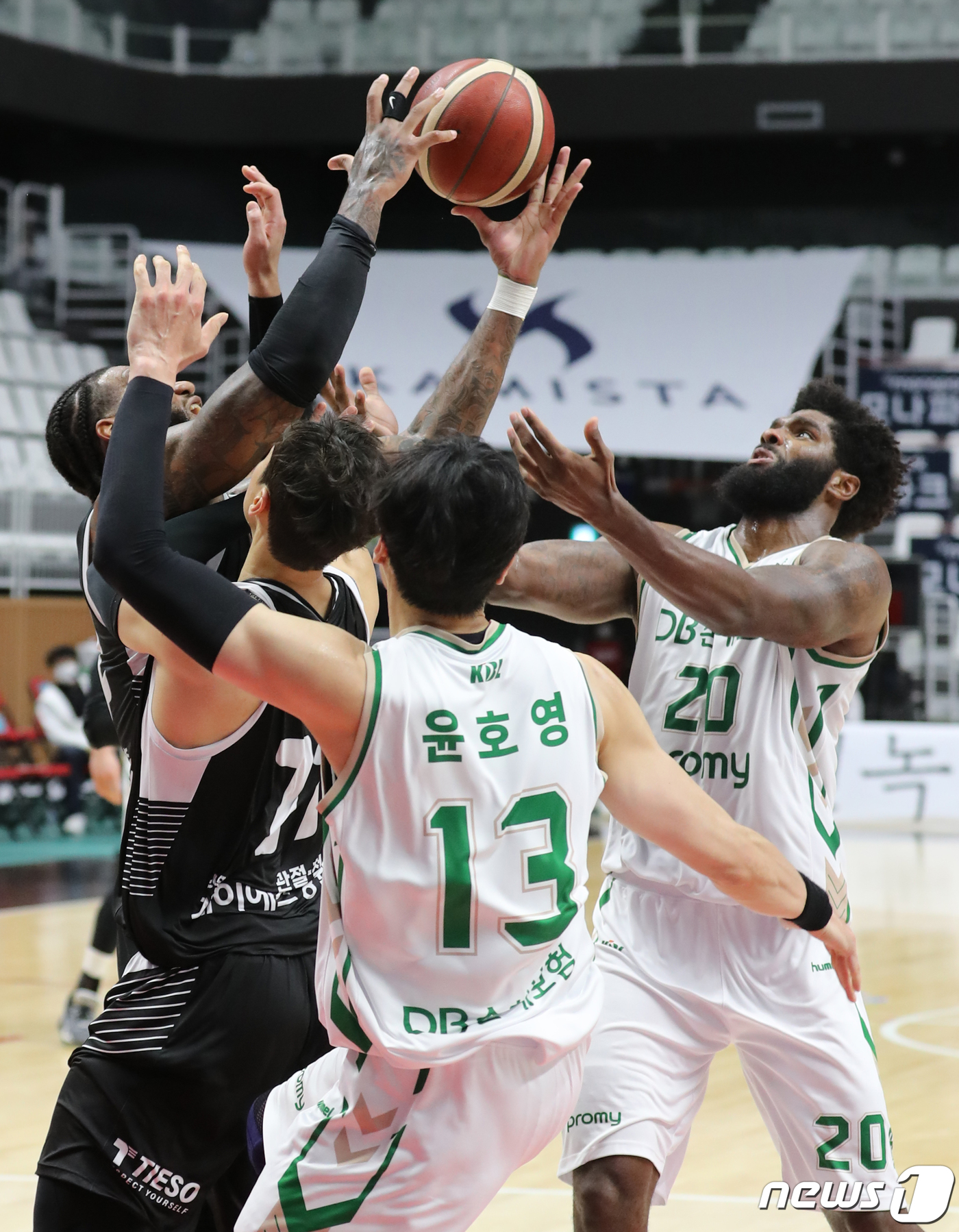 프로농구 '치열한 볼다툼' - 뉴스1
