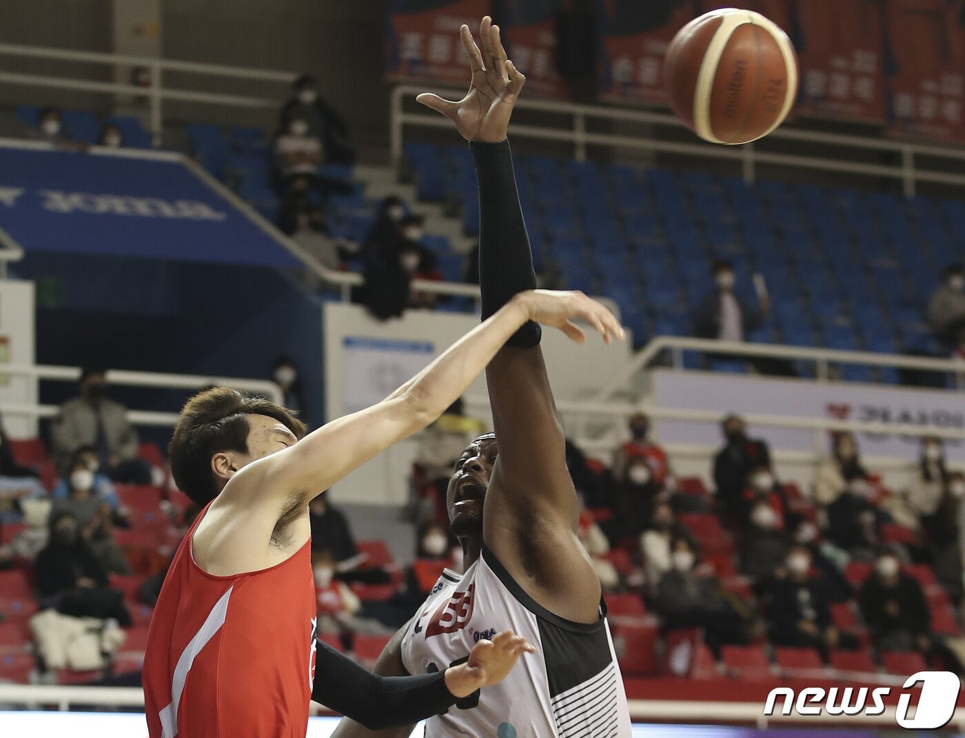 '스펠맨+먼로 40점 합작' KGC, LG에 역전승…현대모비스 3연승 - 뉴스1