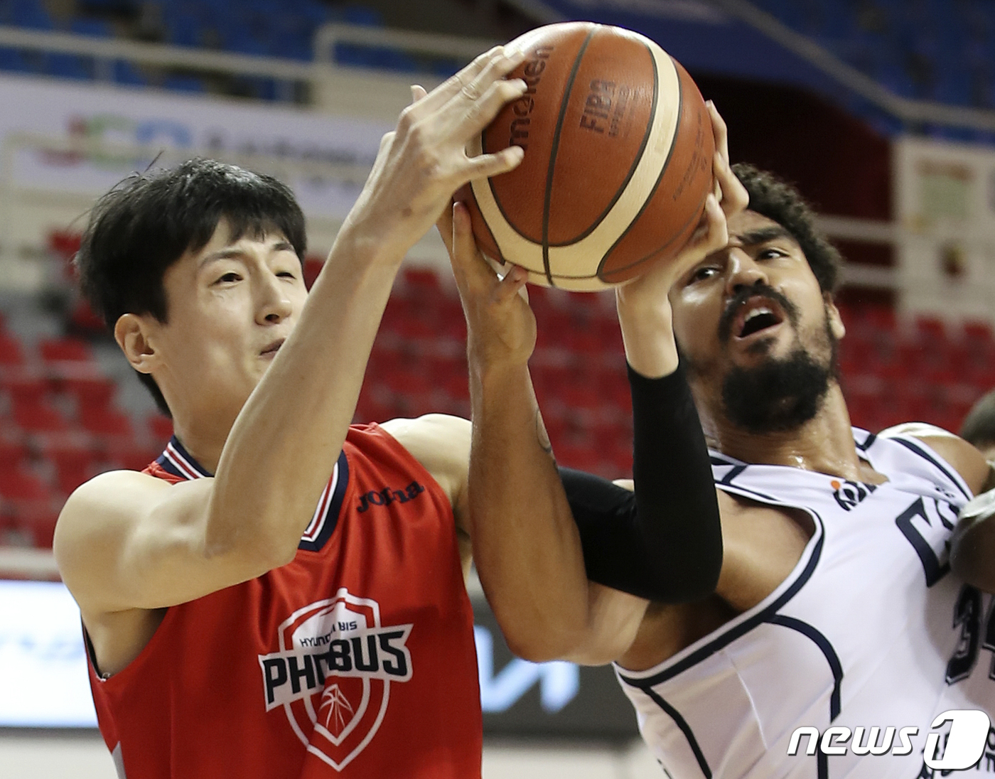 치열한 볼다툼 - 뉴스1