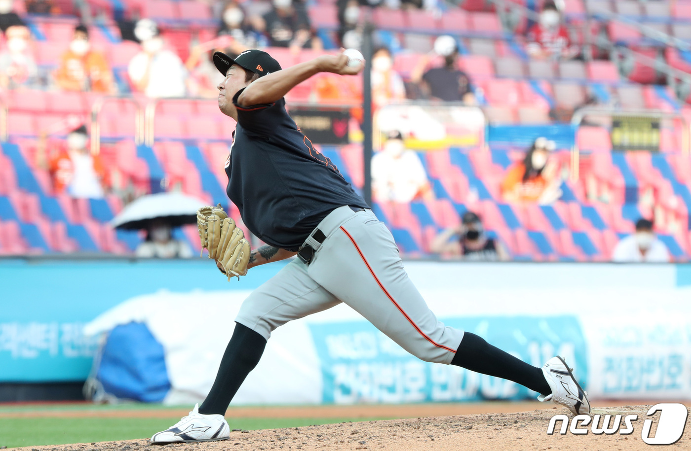 역투하는 김범수 - 뉴스1