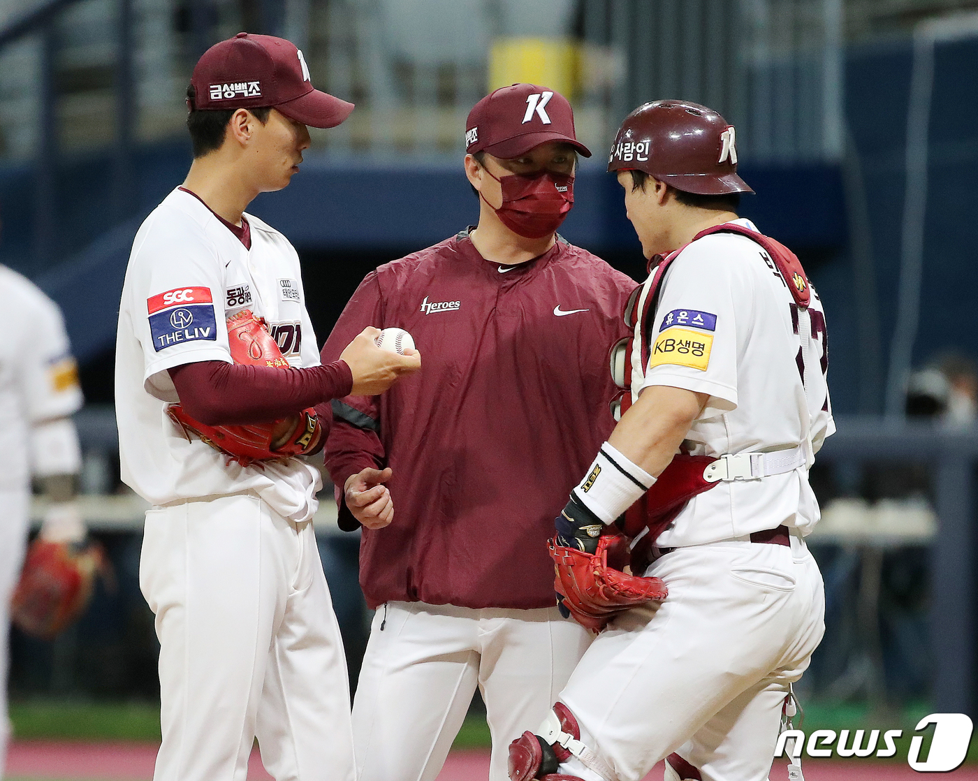 송신영 코치 '차분하게 던져' - 뉴스1