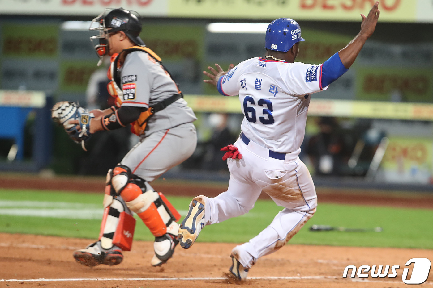 삼성 피렐라 '사뿐히' - 뉴스1