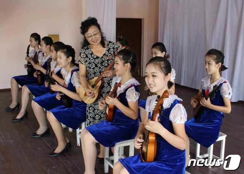 북한 "민족악기 어은금, 연주 수법 다양하고 풍부한 표현력" - 뉴스1