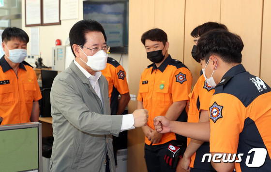 김영록 지사, 무안 소방소 방문해 근무자 격려 - 뉴스1