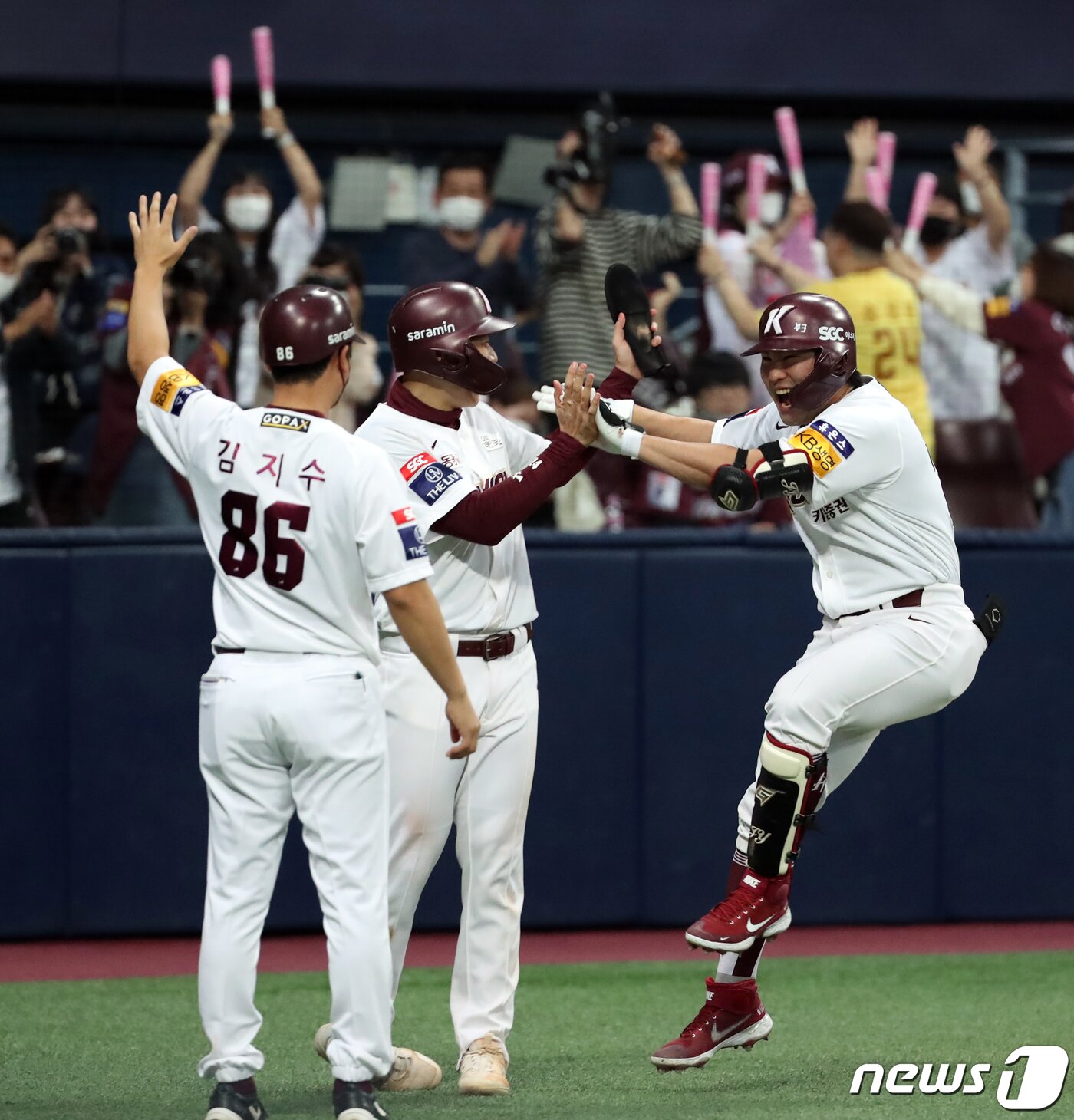 [준PO1] 키움, KT에 8-4 승리…PO 진출 확률 87.1% 잡았다 - 뉴스1