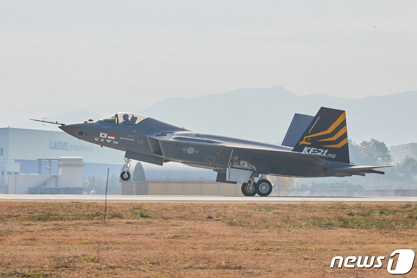 국산 KF-21 '2호기'도 첫 비행 성공… 35분간 사천 상공 날아(종합) - 뉴스1