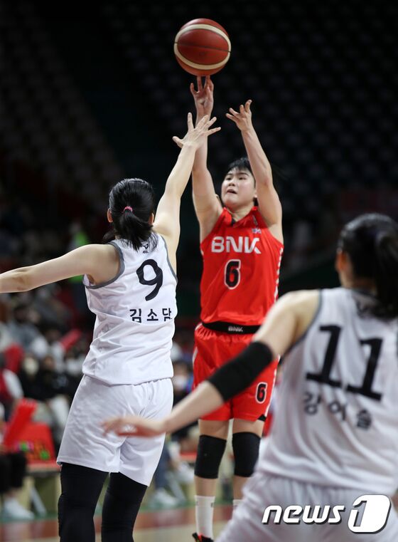 BNK, KB 꺾고 창단 첫 4연승…공동 1위로 1R 종료 - 뉴스1