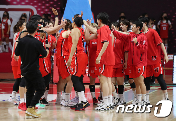 BNK, KB 꺾고 창단 첫 4연승…공동 1위로 1R 종료 - 뉴스1