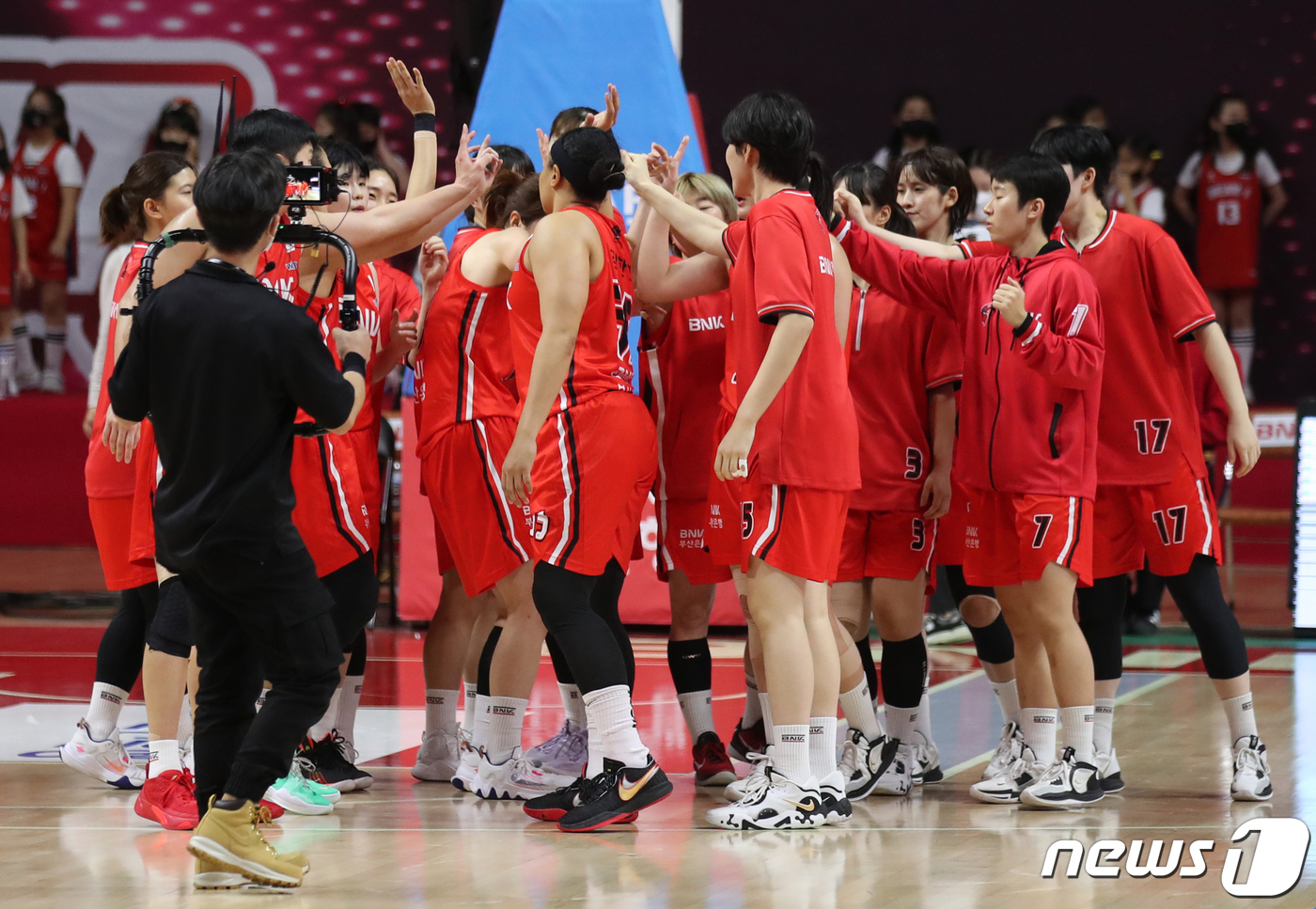 승리 후 기뻐하는 BNK선수단 - 뉴스1