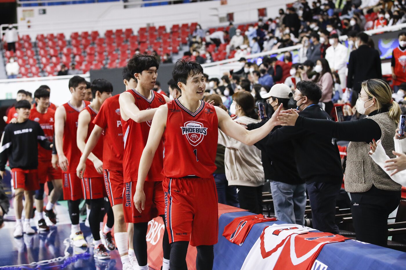 '두 자릿수 득점만 5명' 프로농구 KGC, LG 꺾고 시즌 10승 선착 - 뉴스1