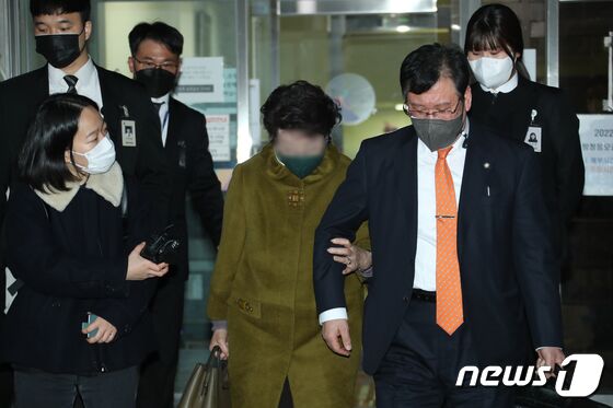 통장잔고증명 위조 尹장모 최은순 2심 선고 6월로 연기…1심 징역 1년 뉴스1