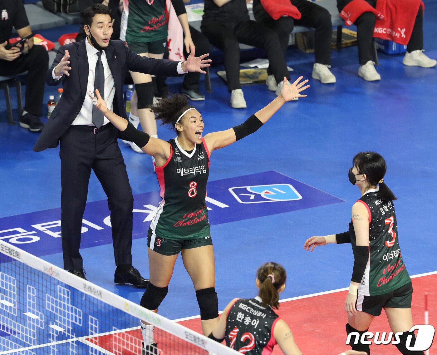 '엘리자벳 46점' KGC, IBK 3-1로 꺾고 4위 도약 - 뉴스1