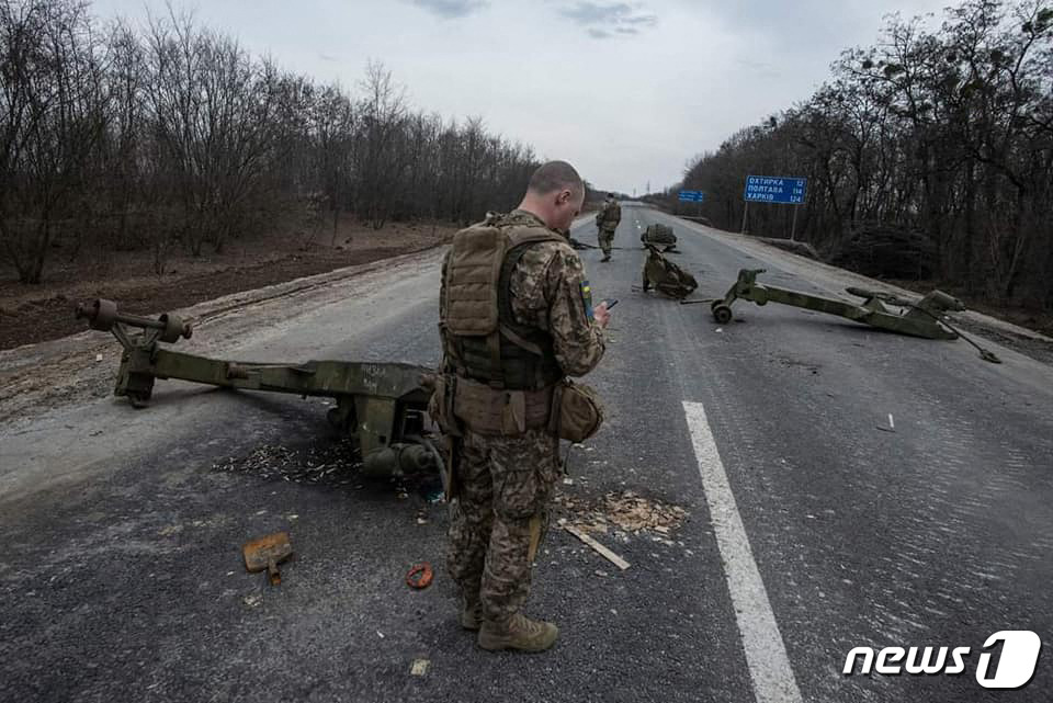 [사진] 우크라 군과 전투 후 널려진 러시아 군사 장비들 - 뉴스1