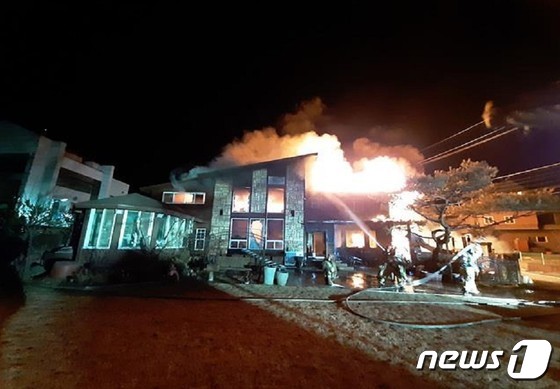 안성 단독주택에 불…인명피해 없어