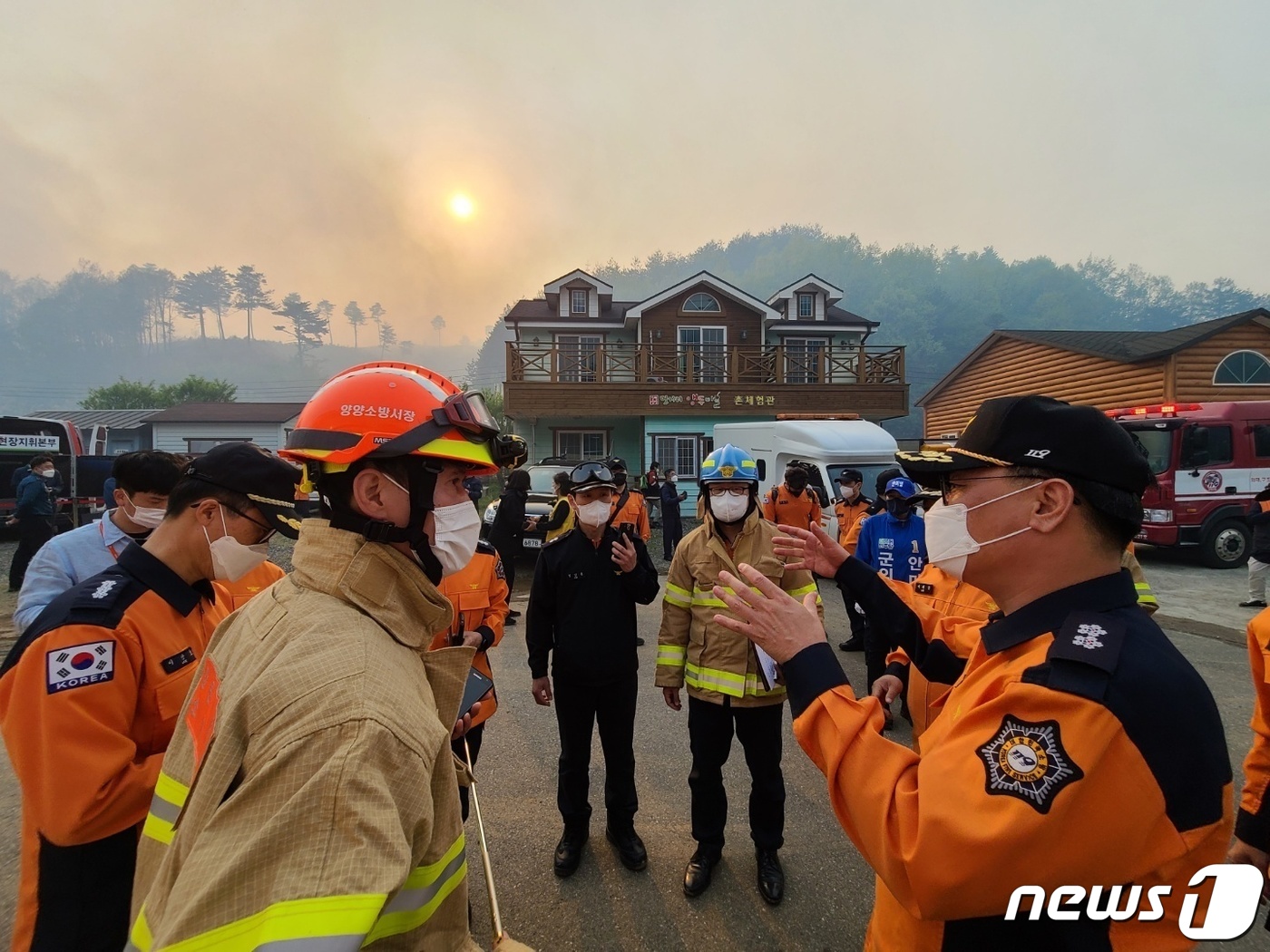 윤상기 강원소방본부장 양양 산불 현장 지휘 - 뉴스1