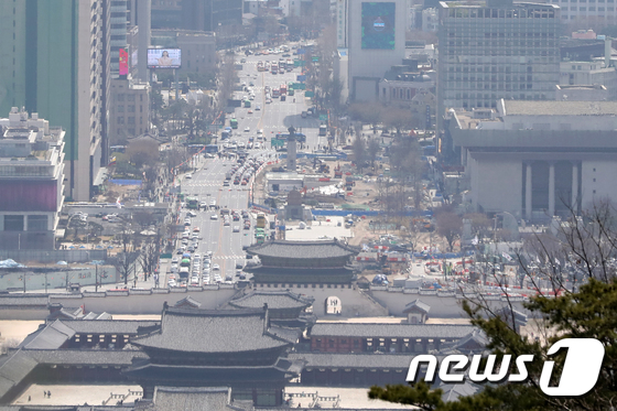 북악산 남측면에서 바라본 광화문광장 일대