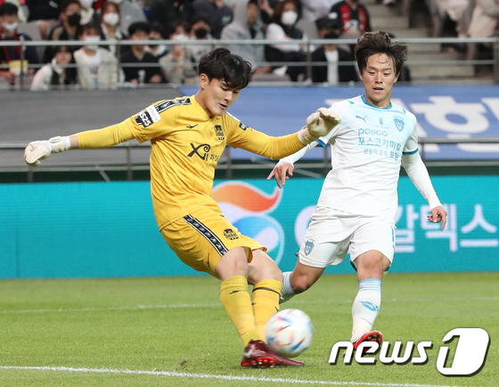 공 걷어내는 서울 백종범 골키퍼 - 뉴스1