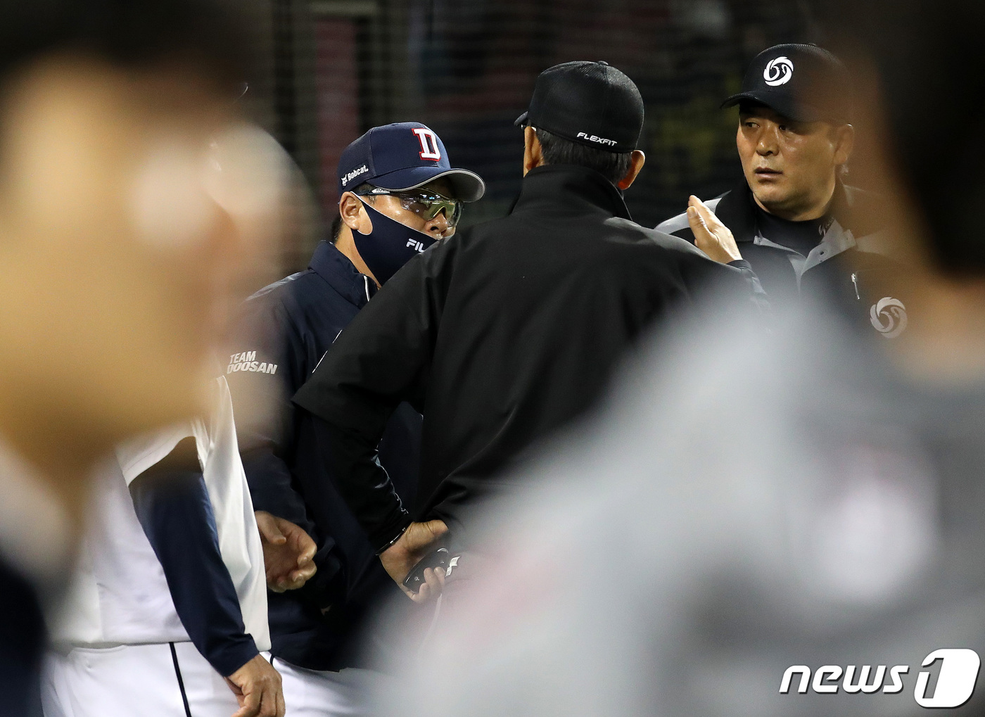 항의하는 김태형 감독 - 뉴스1