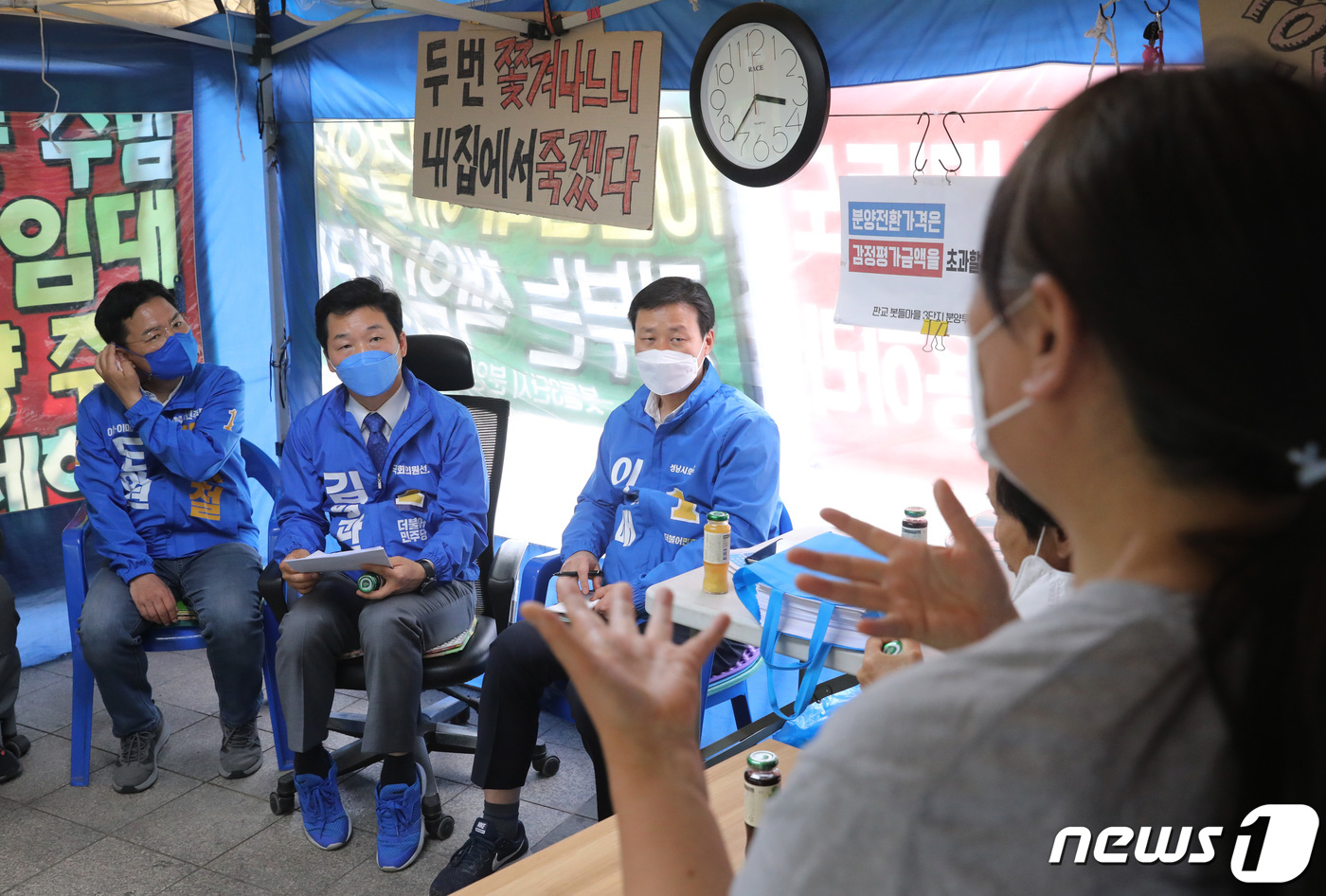봇들마을3단지 주민들과 이야기 나누는 김병관 후보 - 뉴스1