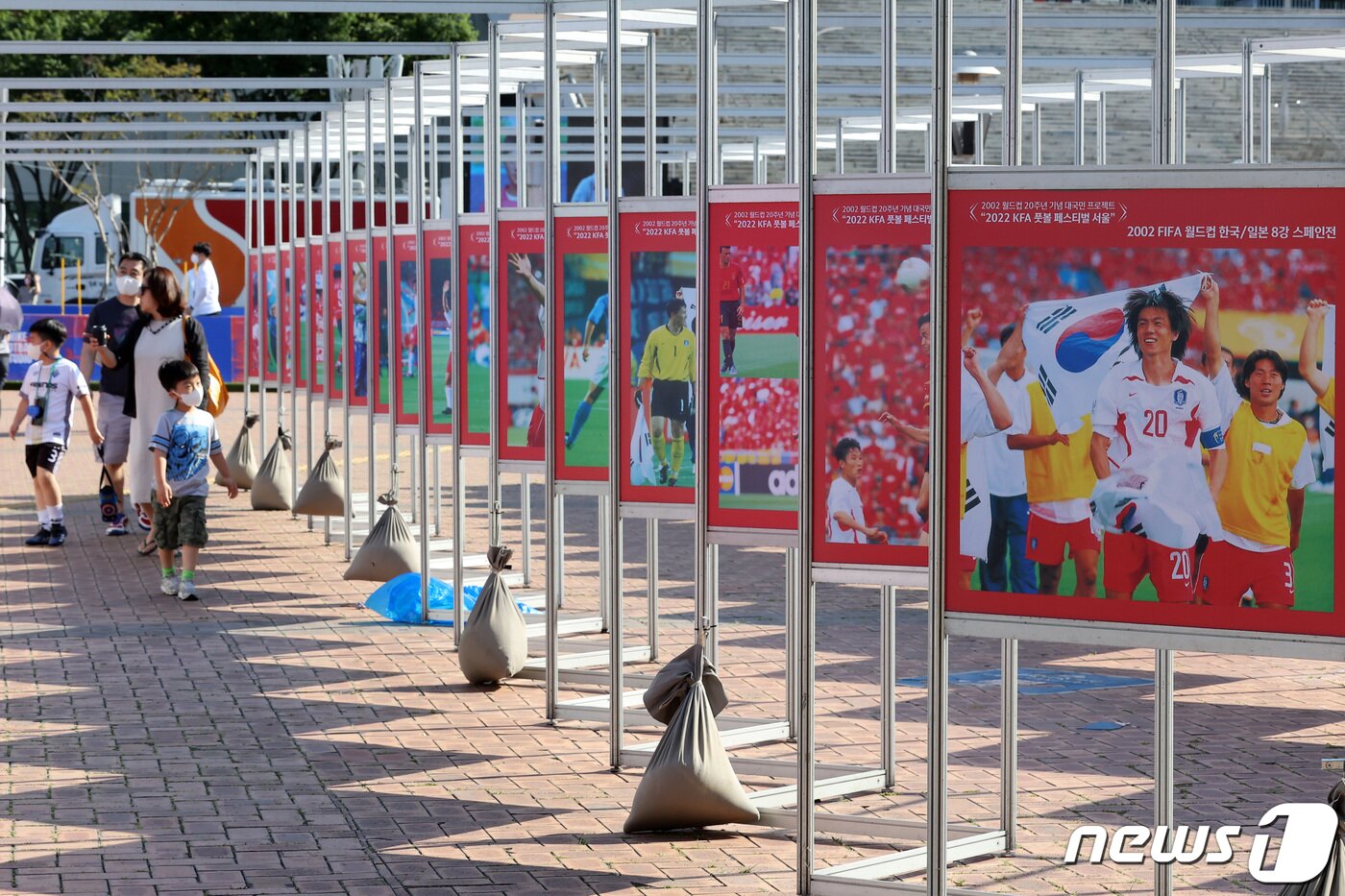 2002년과 2022년이 만난 상암…"20주년 기념해 브라질 꼭 잡아주길" - 뉴스1