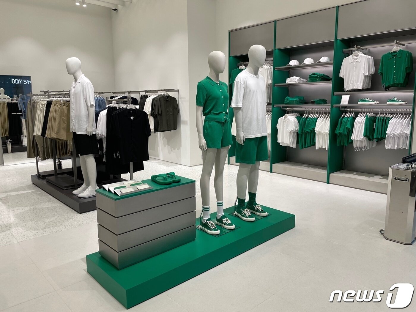 [르포]"단독 상품부터 예술품까지"…무탠다드, SPA 각축지 강남 도전장 - 뉴스1