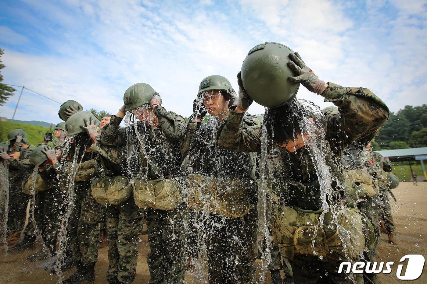 [뉴스1 PICK] 푸른 창공 수놓은 육사 생도들 - 뉴스1