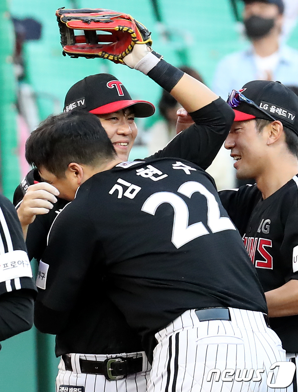 김민성 안아주는 김현수 - 뉴스1