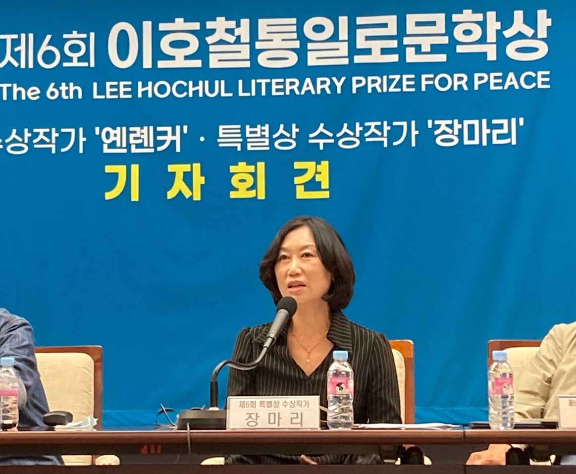이호철통일로문학상에 中작가 옌롄커…"작가 영예 뒤쫒지 않아" - 뉴스1
