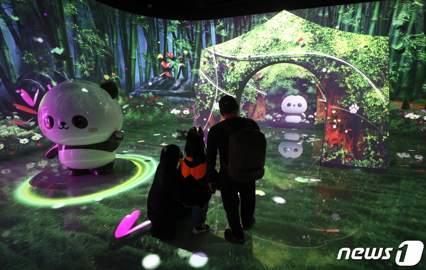 에버랜드 '판다지아' 관람하는 관람객들 - 뉴스1