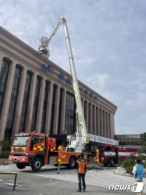 농어촌공사 동진지사-김제소방소, 합동 소방훈련 실시 - 뉴스1