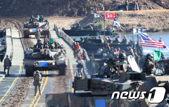 남한강 건너는 K-1E1 전차 - 뉴스1