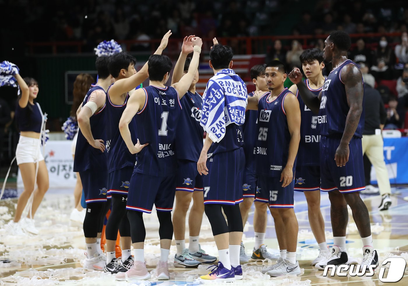 프로농구 KCC, '새 집' 부산 첫 경기서 승리…관중도 8780명 매진 - 뉴스1
