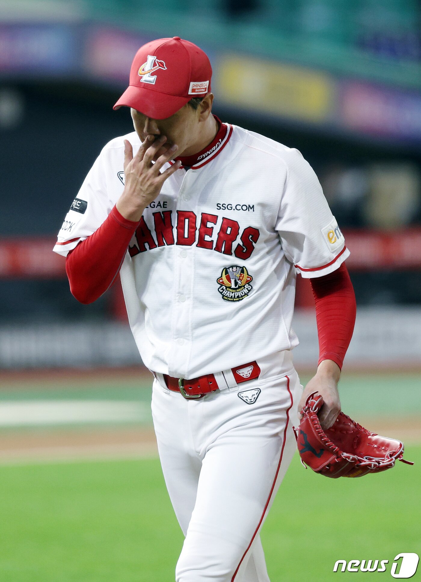 고개 숙인 김광현, NC전 3이닝 4실점 후 엄지 굳은살 상처로 강판[준PO2] - 뉴스1