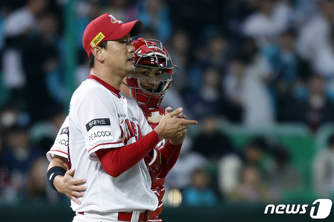 고개 숙인 김광현, NC전 3이닝 4실점 후 엄지 굳은살 상처로 강판[준PO2] - 뉴스1