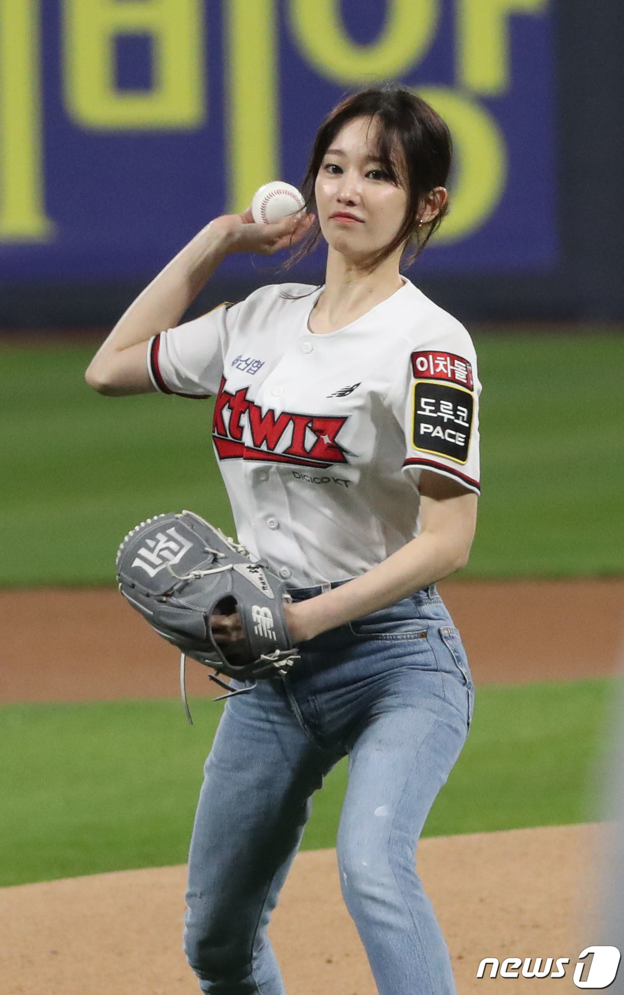 배우 전종서, kt-NC 1차전 시구 - 뉴스1