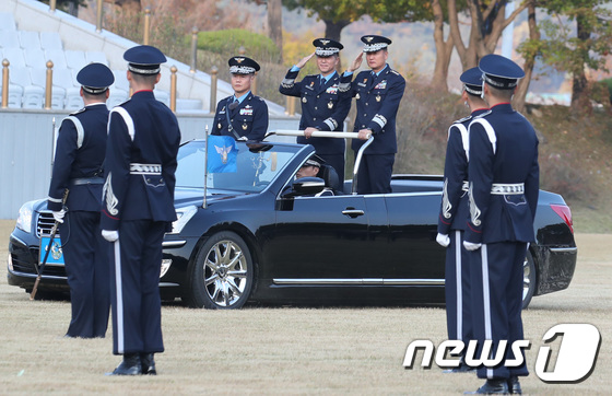열병식하는 공군참모총장 뉴스1
