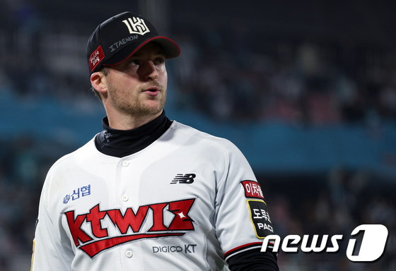 KT 벤자민도 '가을 NC'에 고전…5이닝 3실점 후 손동현으로 교체[PO2] - 뉴스1