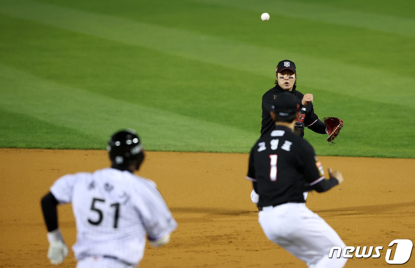 또 불붙은 LG 타선…고개 떨군 KT 고영표 4이닝 5실점, 수비 실책도[KS5] - 뉴스1