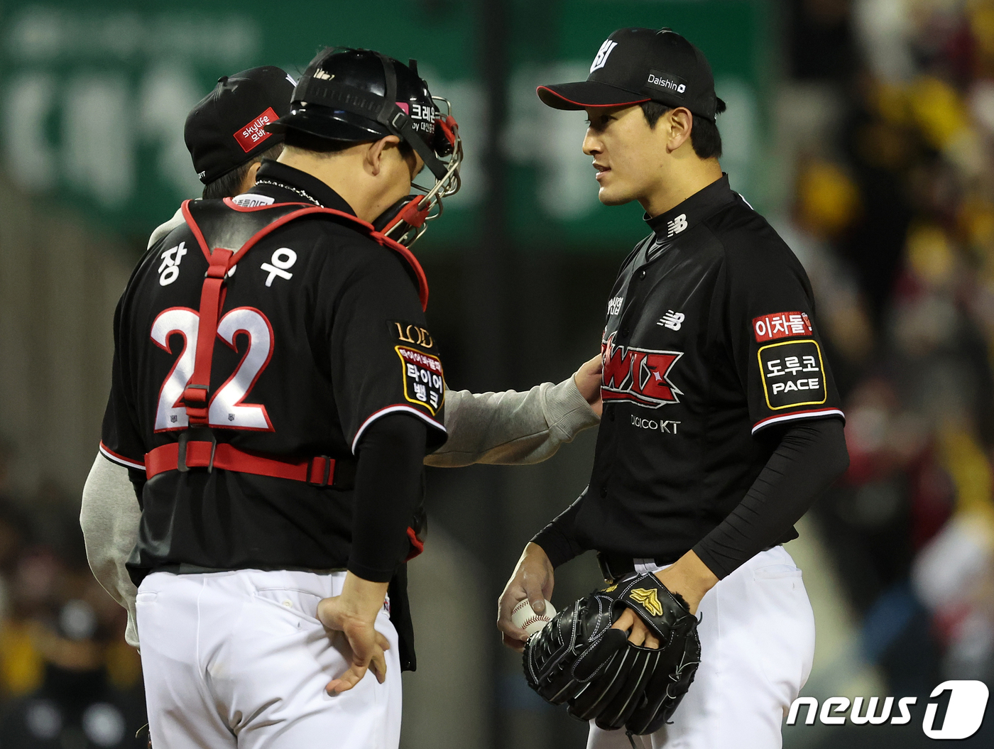 김태한 코치와 대화 나누는 고영표 - 뉴스1