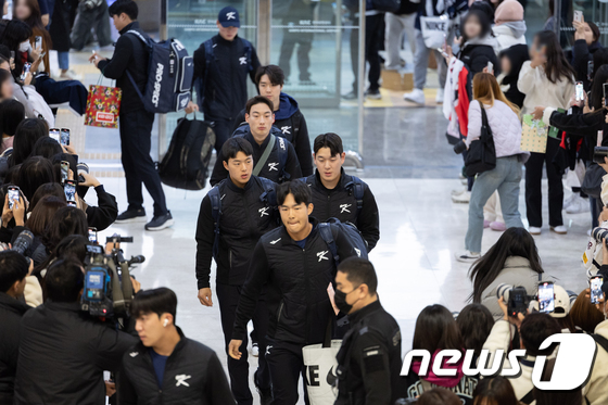 APBC 대표팀 '야구팬 응원 속 출국' - 뉴스1