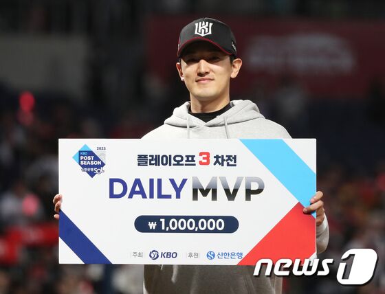 아들 첫 생일에 데일리 MVP…KT 고영표 "평소보다 더 집중, 운도 따랐다"[PO3] - 뉴스1