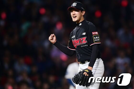 아들 첫 생일에 데일리 MVP…KT 고영표 "평소보다 더 집중, 운도 따랐다"[PO3] - 뉴스1