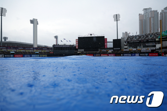 비 내리는 수원KT위즈파크, PO 5차전을 어쩌나 - 뉴스1