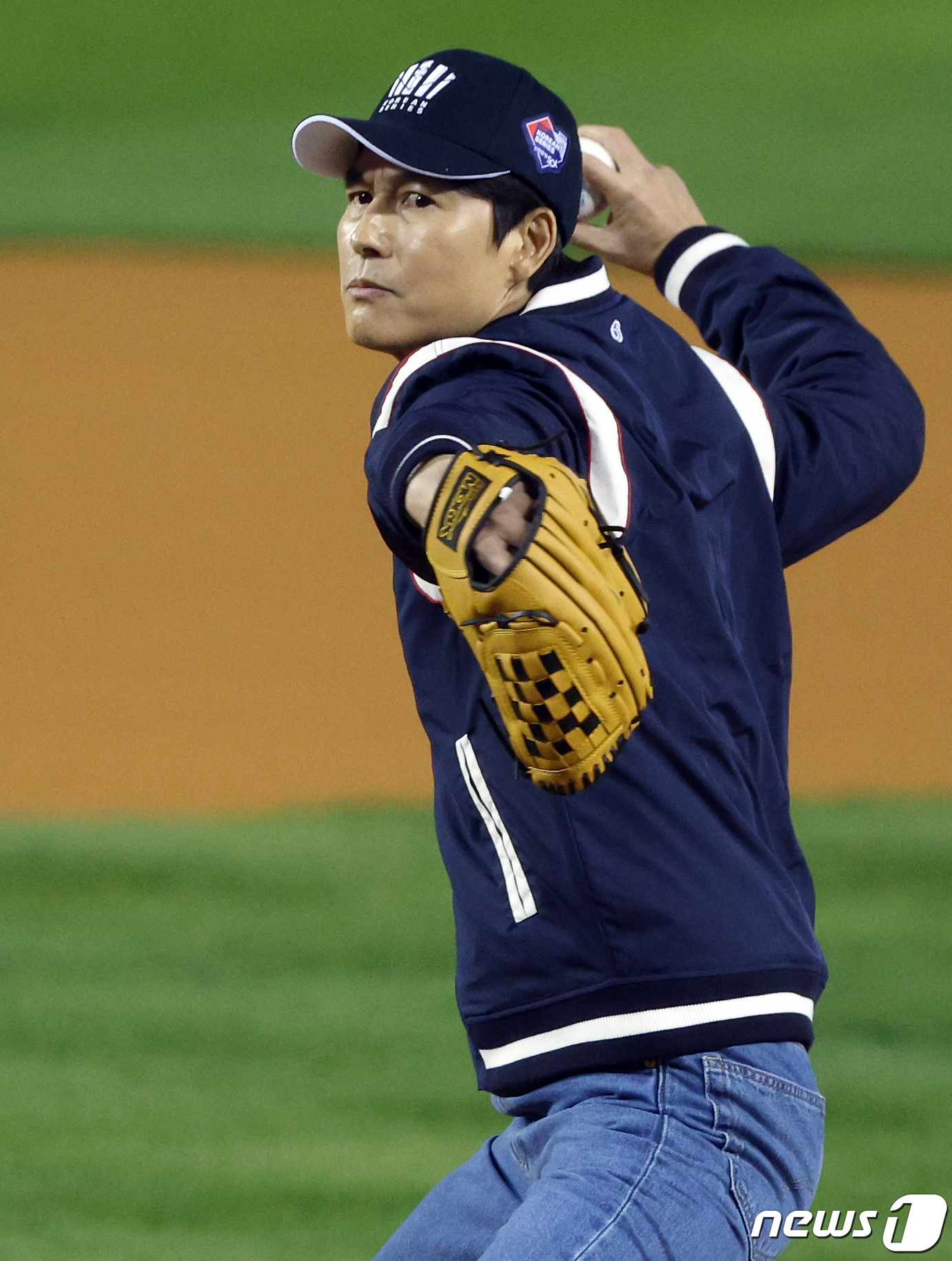 시구하는 정우성 - 뉴스1