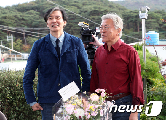평산책방서 문재인 전 대통령 만난 조국 전 장관 뉴스1