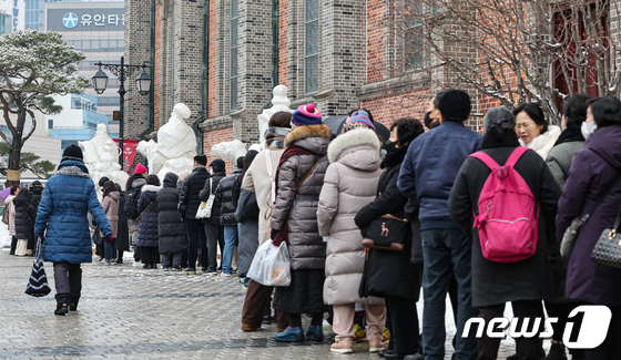 성탄절 낮미사 참석위한 대기줄 뉴스1