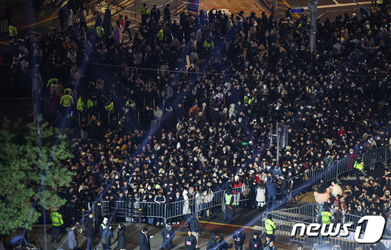 북적이는 보신각 - 뉴스1