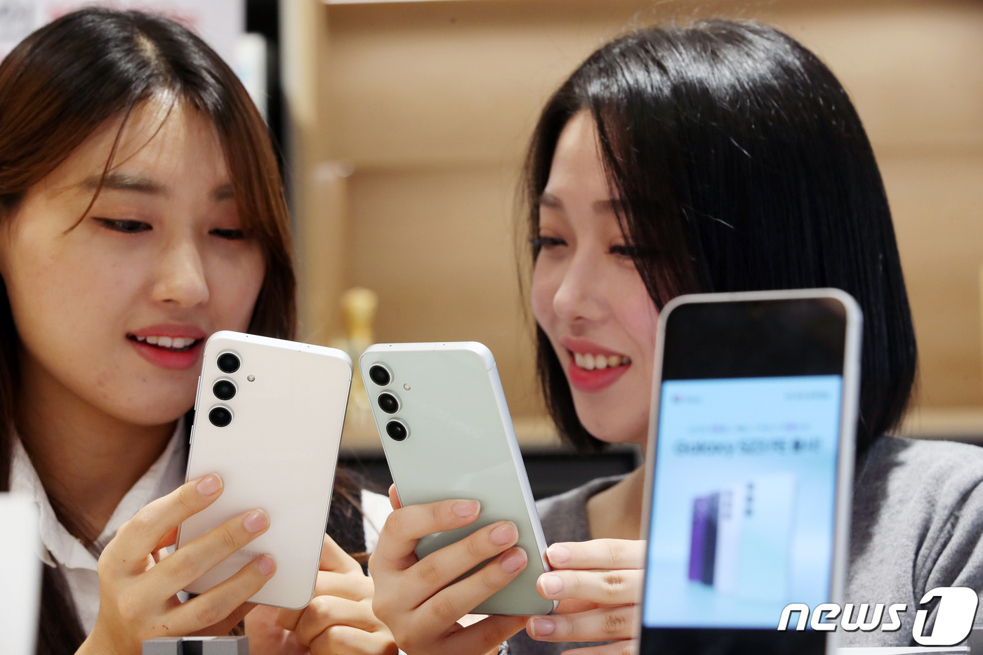 갤럭시 S23 FE 네 가지 색상으로 출시 - 뉴스1