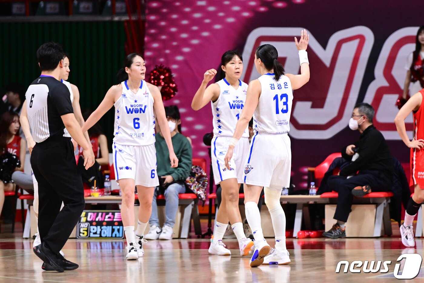 여자농구 '절대 1강' 우리은행, BNK 꺾고 통산 14번째 정규리그 우승(종합) - 뉴스1